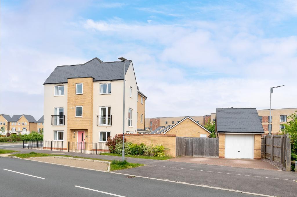 Brooklands, Milton Keynes MK10 3 bed semi-detached house - £425,000