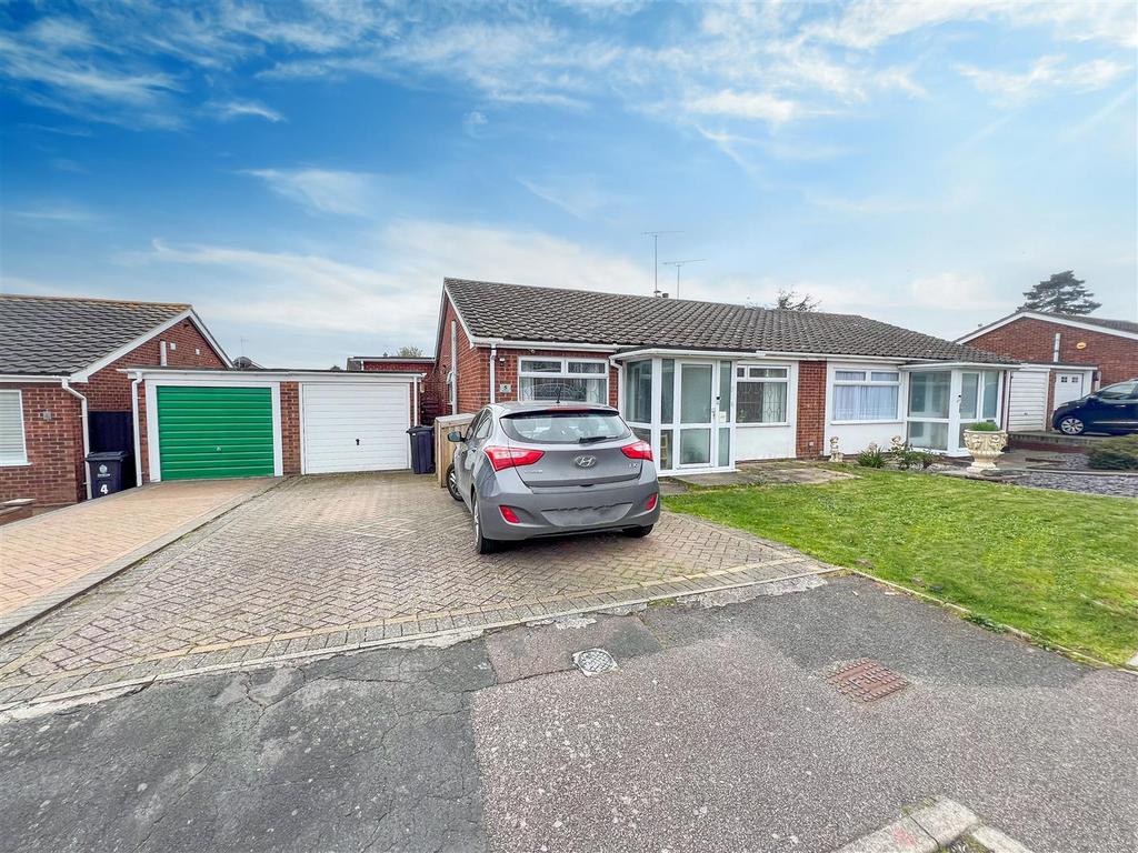 Five Acres, Walton On The Naze CO14 3 bed semi-detached bungalow - £300,000