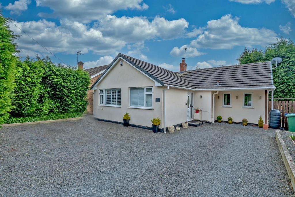 Littleworth Road, Cannock WS12 2 bed detached bungalow - £275,000