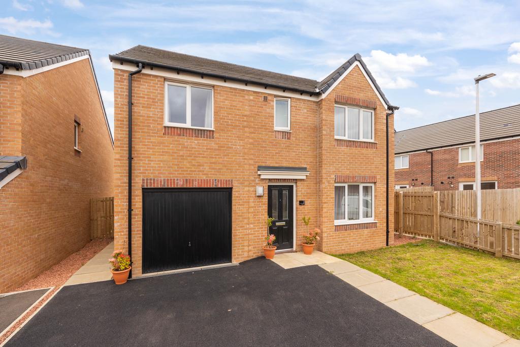 Raith Drive, Edinburgh EH16 4 bed detached villa - £370,000