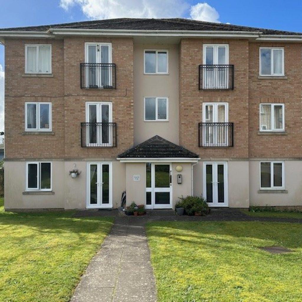 TARN HOWES CLOSE, THATCHAM RG19 2 bed flat - £1,100 pcm (£254 pw)