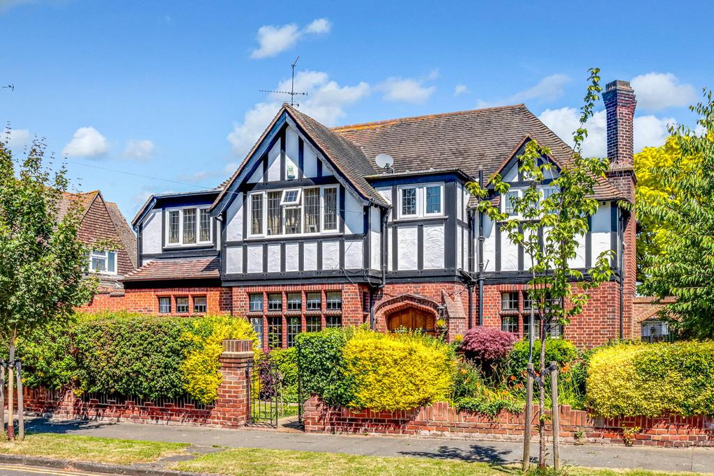 Burleigh Square, Thorpe Bay SS1 4 bed detached house - £1,100,000