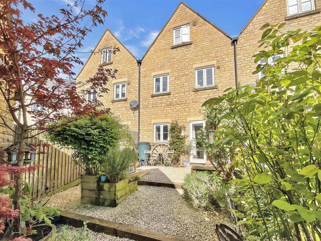 Moss Way, Cirencester 3 bed terraced house - £375,000