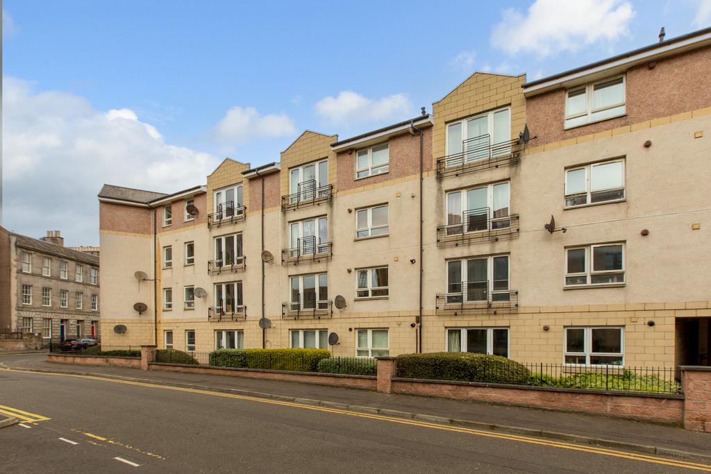 3/4 Whyte Place, EDINBURGH, EH7 5TA 2 bed flat - £100,000