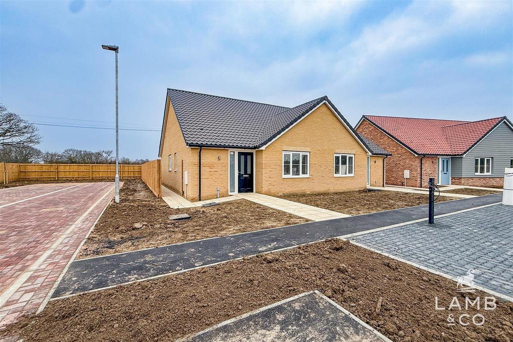 Thorpe Road, Little Clacton CO16 2 bed semi-detached bungalow for sale ...