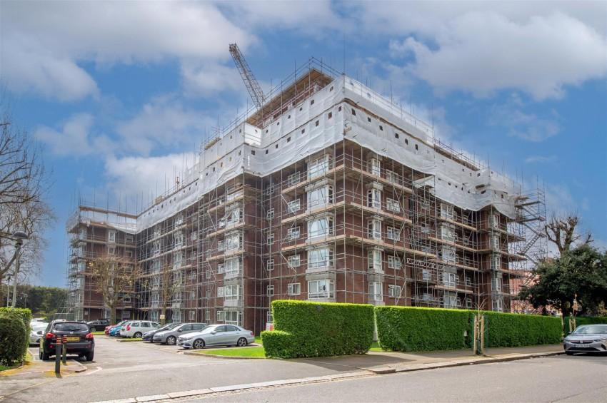 Brampton Grove, London, NW4 3 bed flat - £475,000