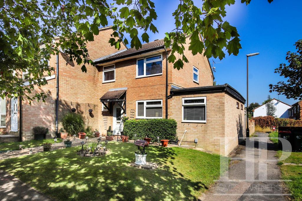 Payne Close, Crawley RH10 4 bed end of terrace house - £375,000