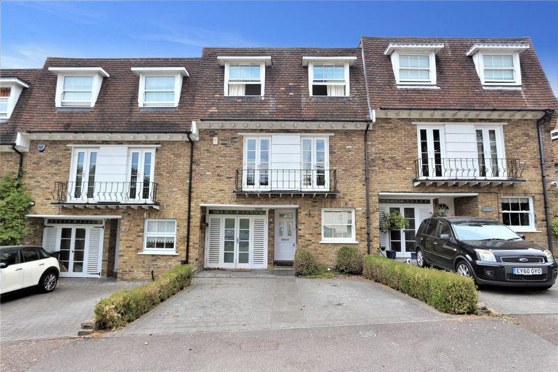 High Elms, Chigwell IG7 4 bed terraced house to rent - £3,850 pcm (£888 pw)