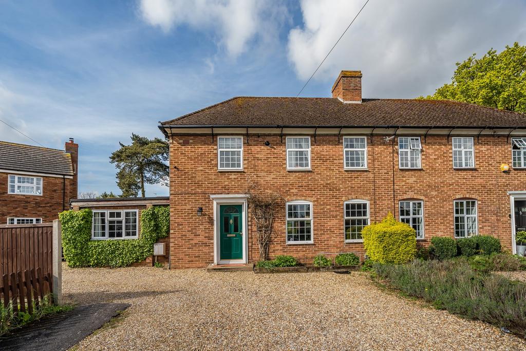 Brookes Road, Flitwick, MK45 3 bed semi-detached house - £370,000
