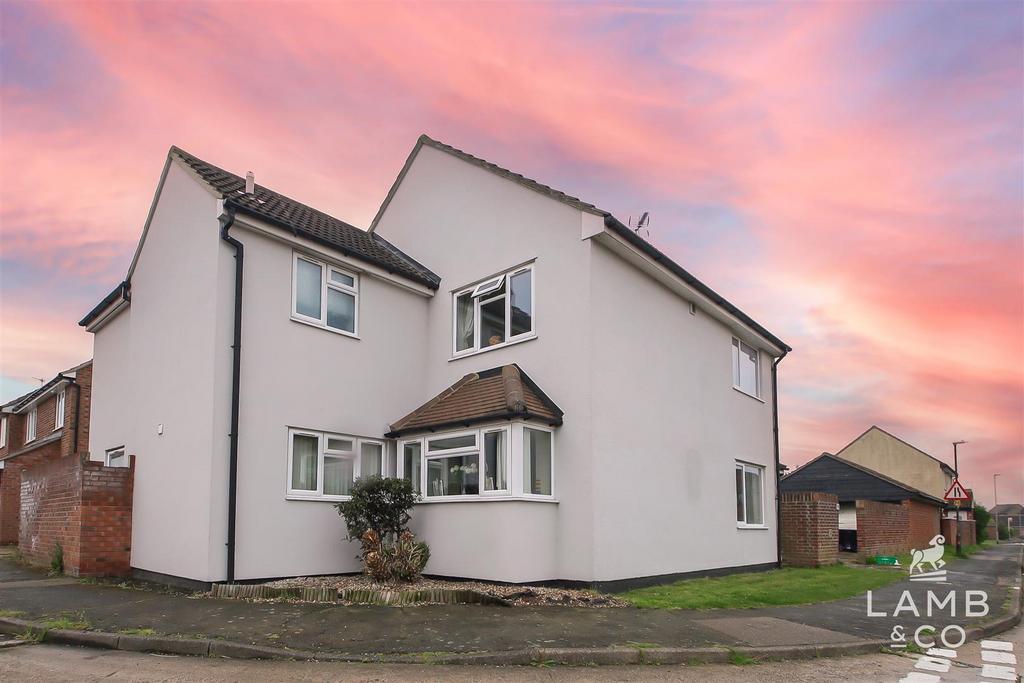 Hampstead Avenue, Clacton-On-Sea CO16 4 bed detached house - £330,000