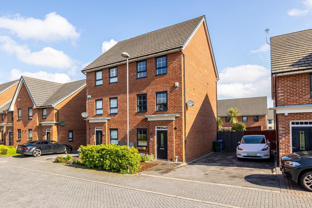Cartwrights Farm Road, Liverpool L24 4 bed townhouse - £240,000