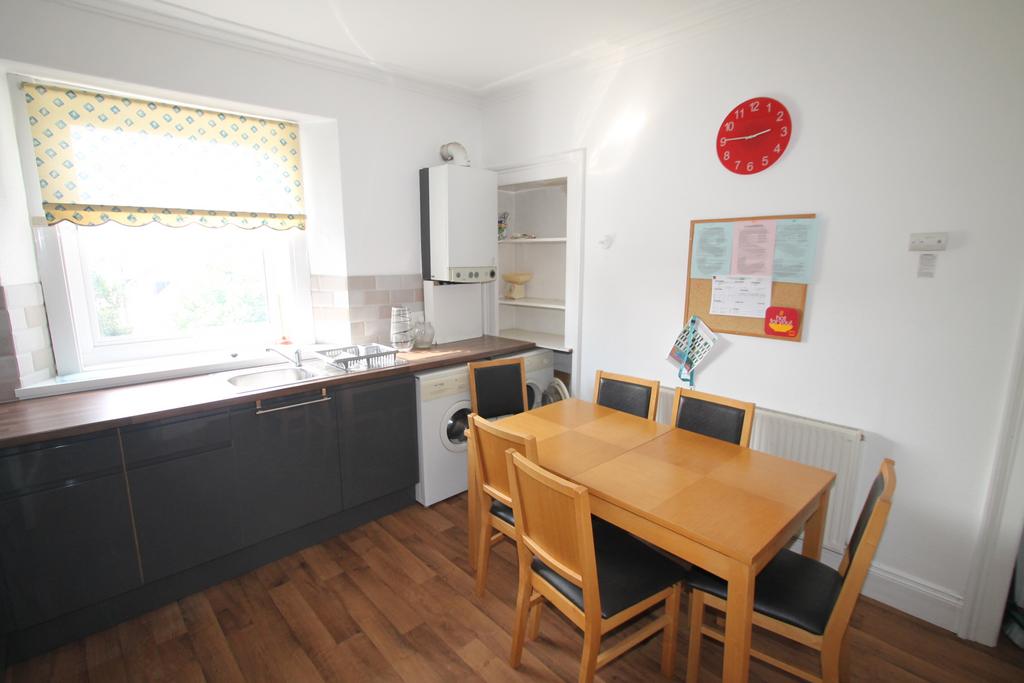 Mutley Plain, Plymouth PL4 3 bed flat - £1,495 pcm (£345 pw)