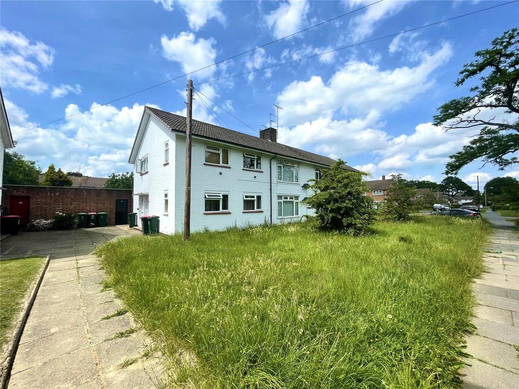 Findon Road, Ifield, Crawley, West... 2 bed maisonette - £1,400 pcm (£ ...