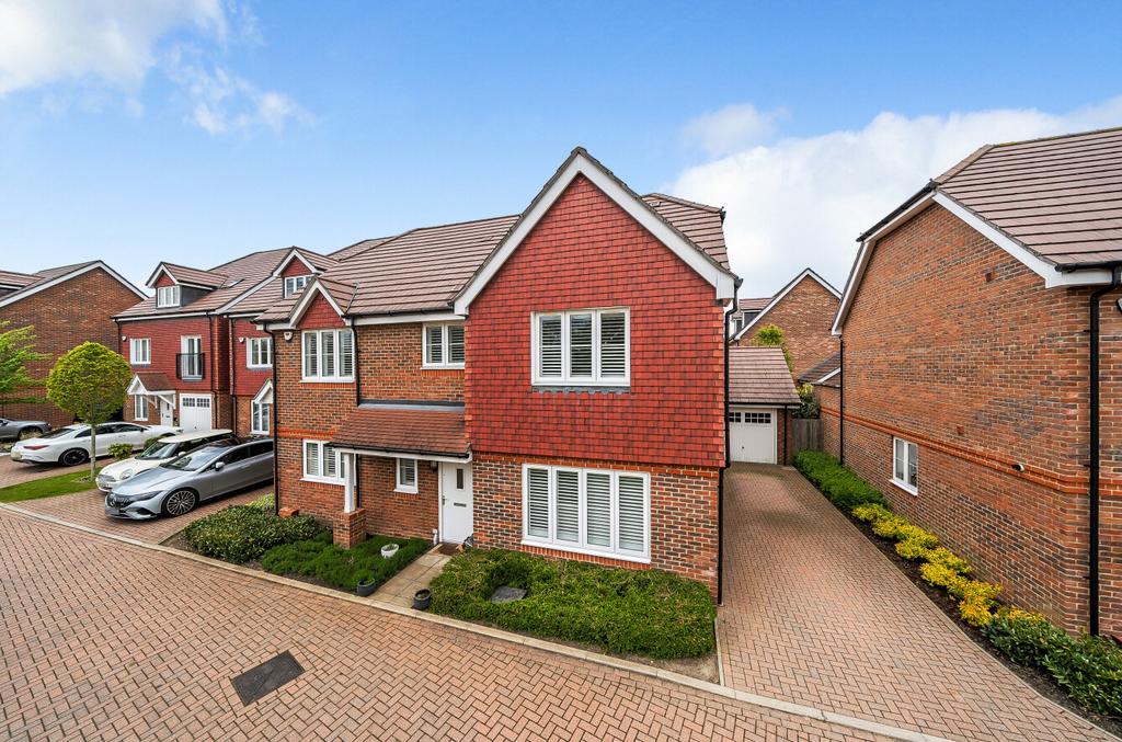 Guernsey Way, Woking GU21 4 bed detached house for sale - £800,000
