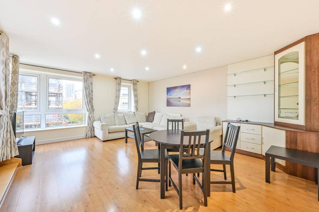 Wingfield Court, Canary Wharf... 2 bed flat - £2,200 pcm (£508 pw)
