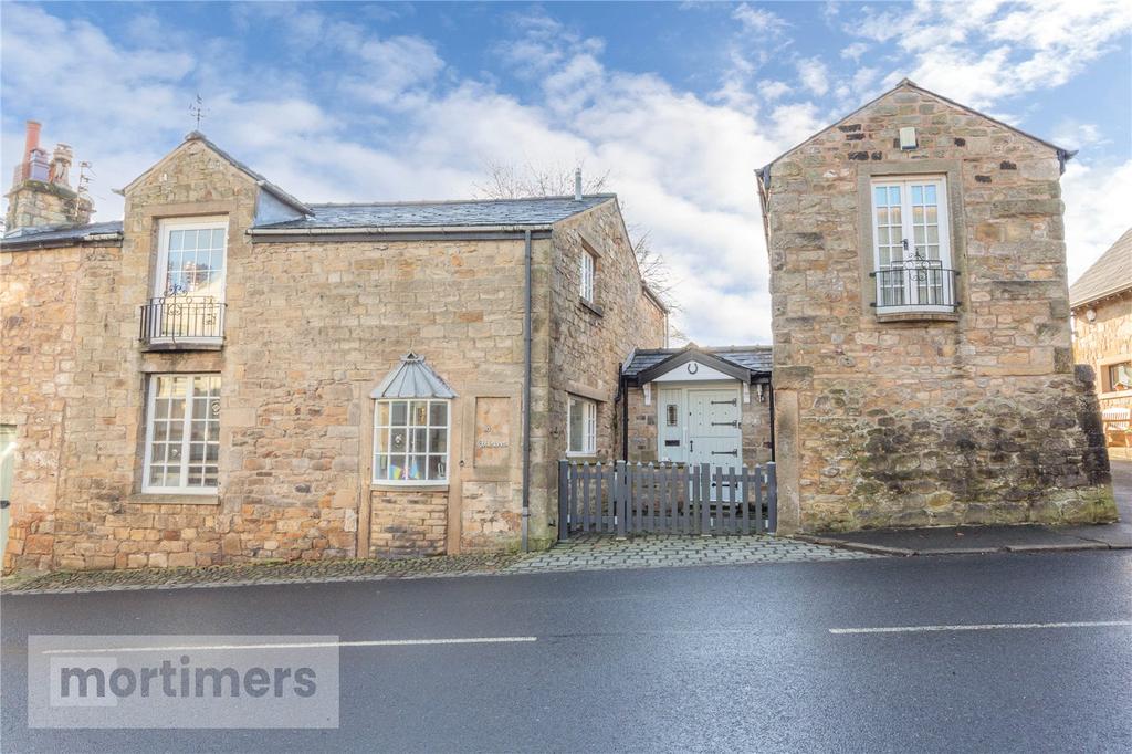 The Square, Waddington, Clitheroe... 4 bed semi-detached house - £425,000