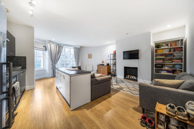 Clapham Road London SW9 3 bed flat - £3,300 pcm (£762 pw)