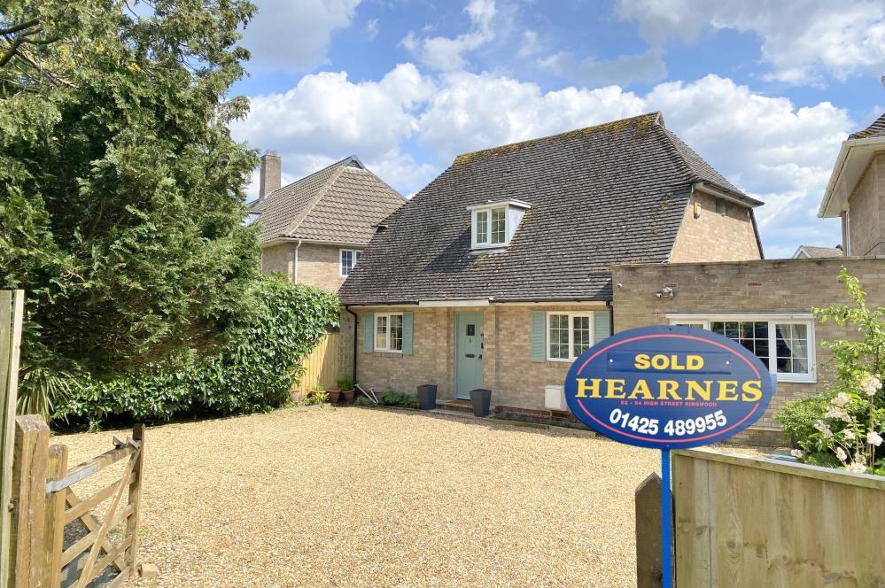 Linden Gardens, Ringwood, BH24 1LH 4 bed link detached house - £495,000