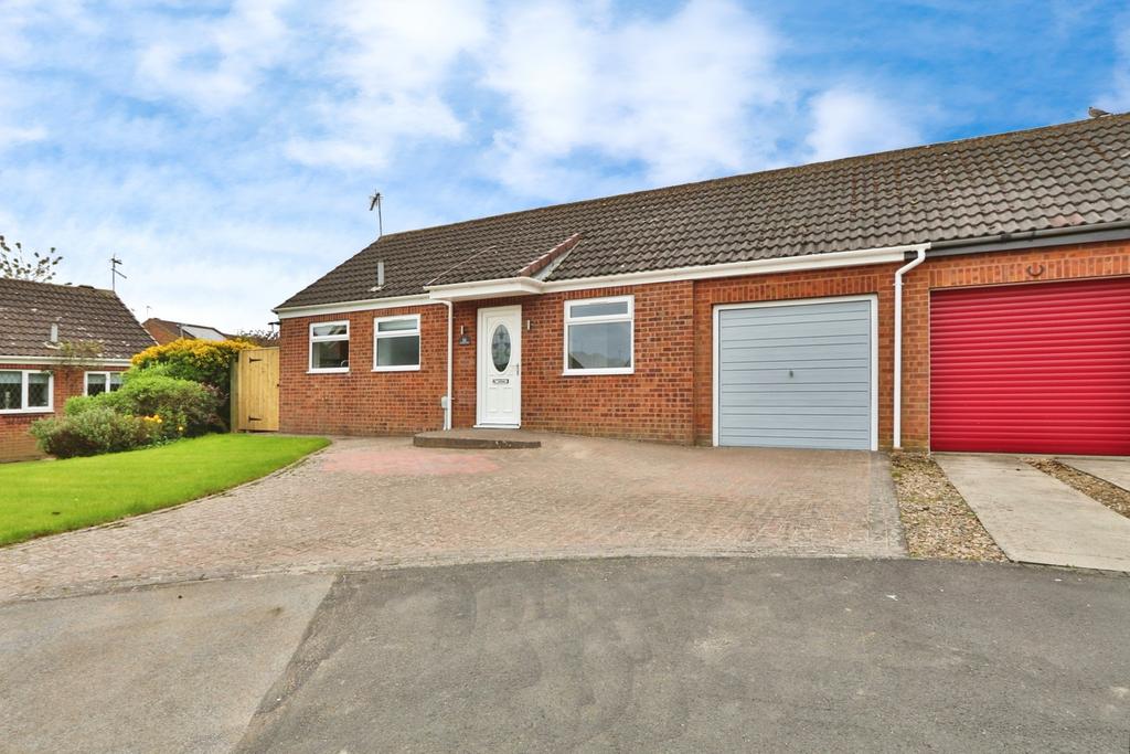 Canterbury Close, Beverley, HU17 8PS 2 bed bungalow - £220,000