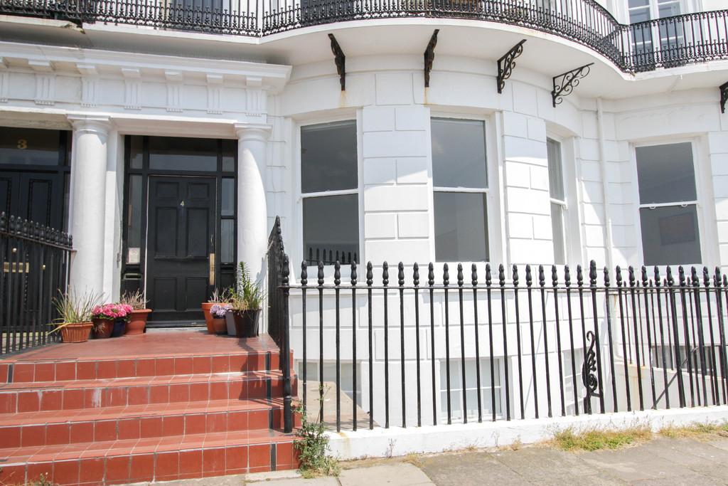 Clarendon Terrace, Brighton BN2 1 bed ground floor flat - £1,300 pcm (£300 pw)
