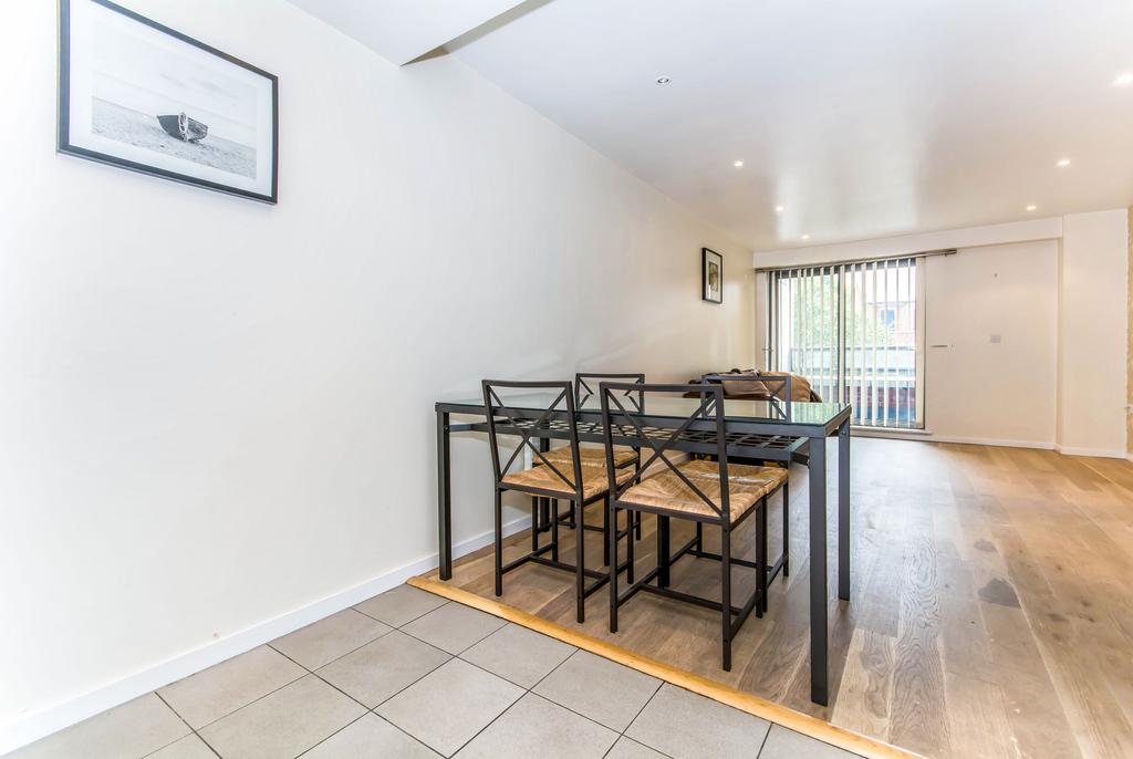 Castlegate, Chester Road, Manchester... 2 bed apartment to rent - £ ...