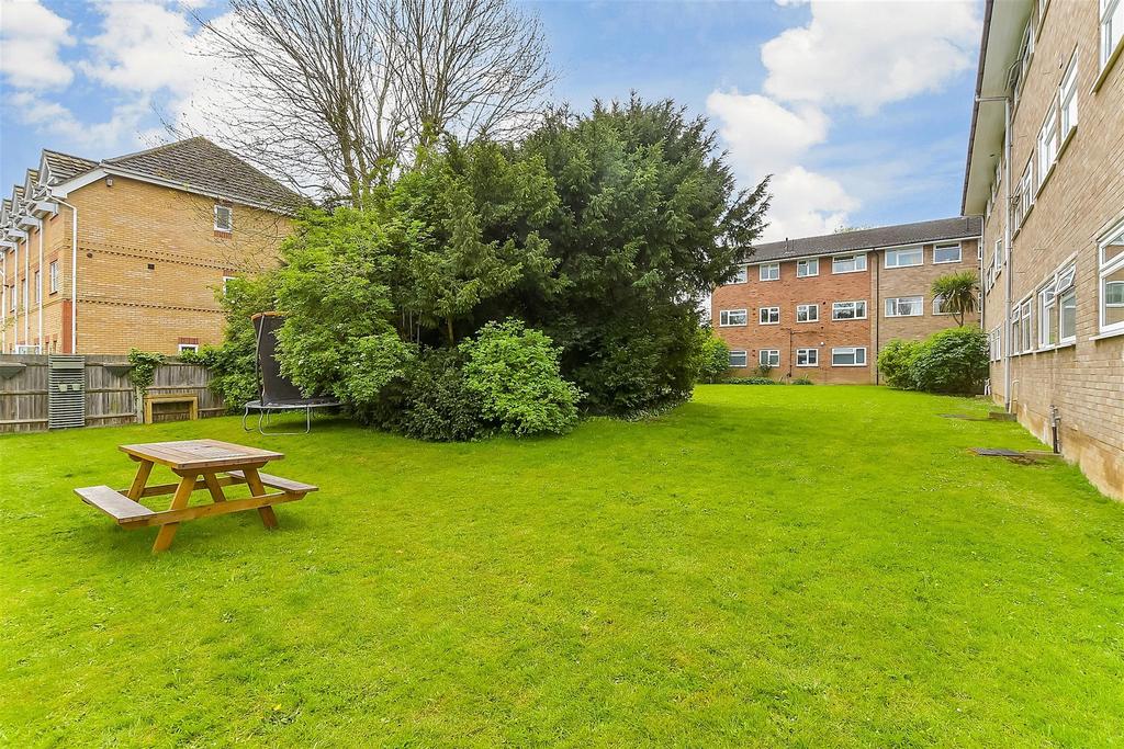 Camborne Road, South Sutton, Surrey 2 bed ground floor flat for sale ...