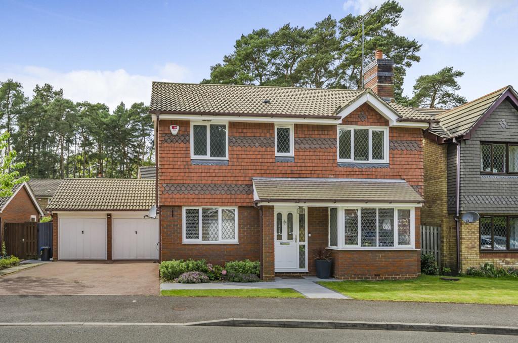 Lupin Ride, Crowthorne, Berkshire 4 bed detached house - £750,000