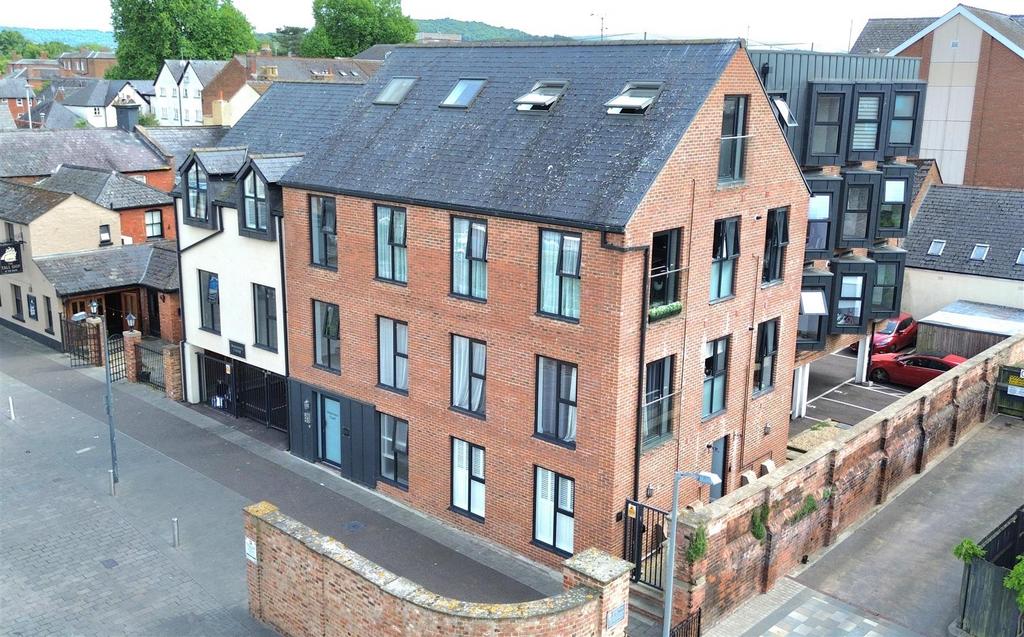 Mariners Court, Gloucester Docks 2 bed flat - £185,000