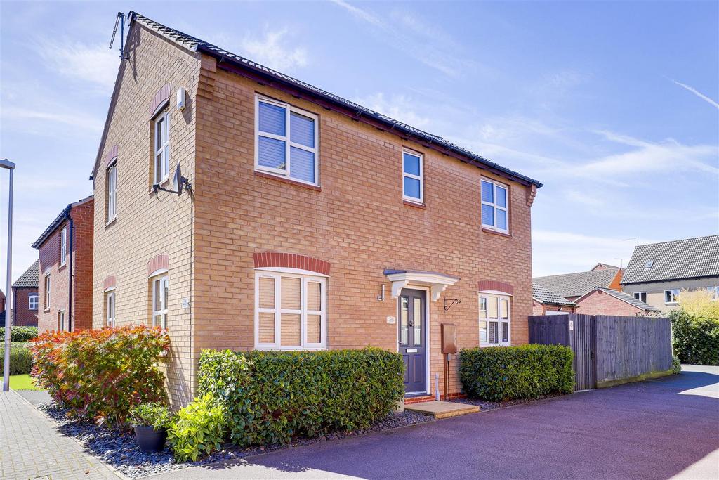 Roman Crescent, Hucknall NG15 3 bed detached house - £280,000