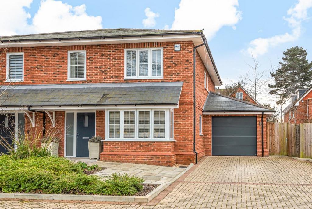 Woodfield Place, Berkshire RG42 4 bed semi-detached house - £675,000