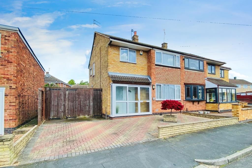 Dovedale Road, Thurmaston, LE4 3 bed semi-detached house for sale - £ ...