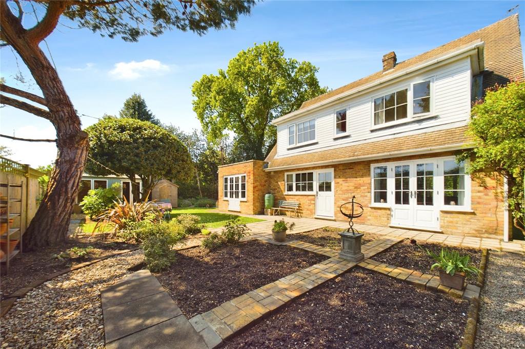 Church Road, Mortimer West End, RG7 3 bed detached house - £600,000