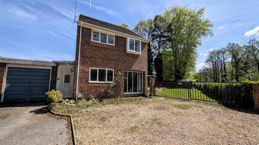 Meadow View, Bordon GU35 4 bed detached house - £480,000