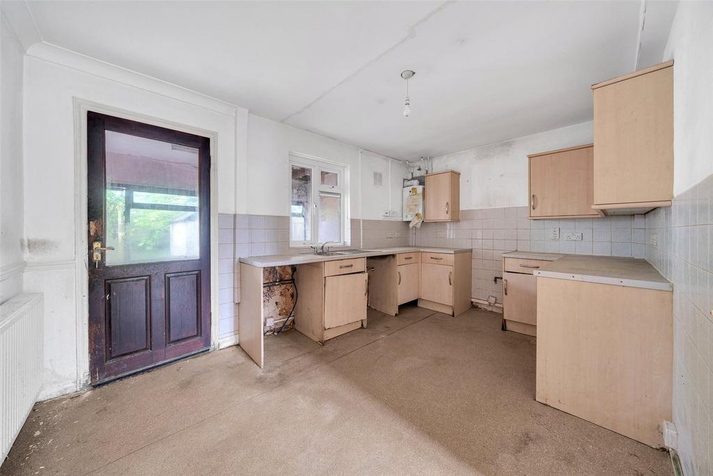 Howbury Lane, Erith, Kent, DA8 3 bed terraced house for sale - £300,000