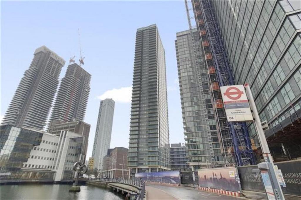24 Marsh Wall, London E14 1 bed apartment - £2,250 pcm (£519 pw)