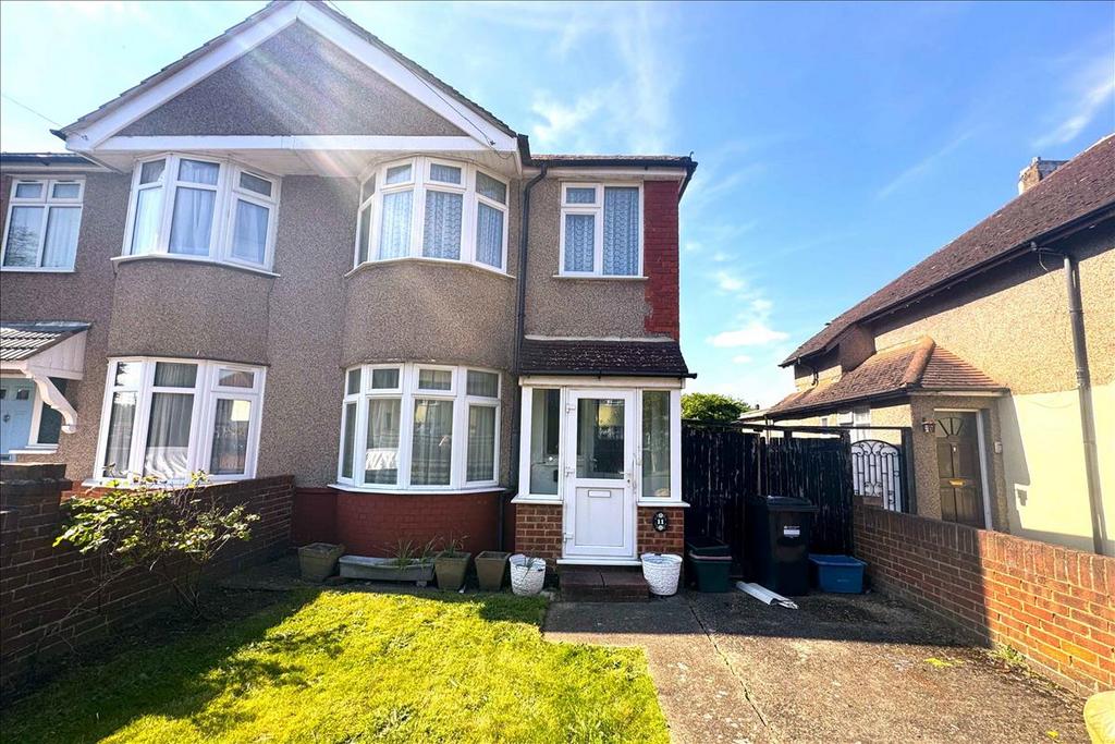 Woodlawn Drive, Hanworth, Middlesex... 3 bed semi-detached house - £499,950