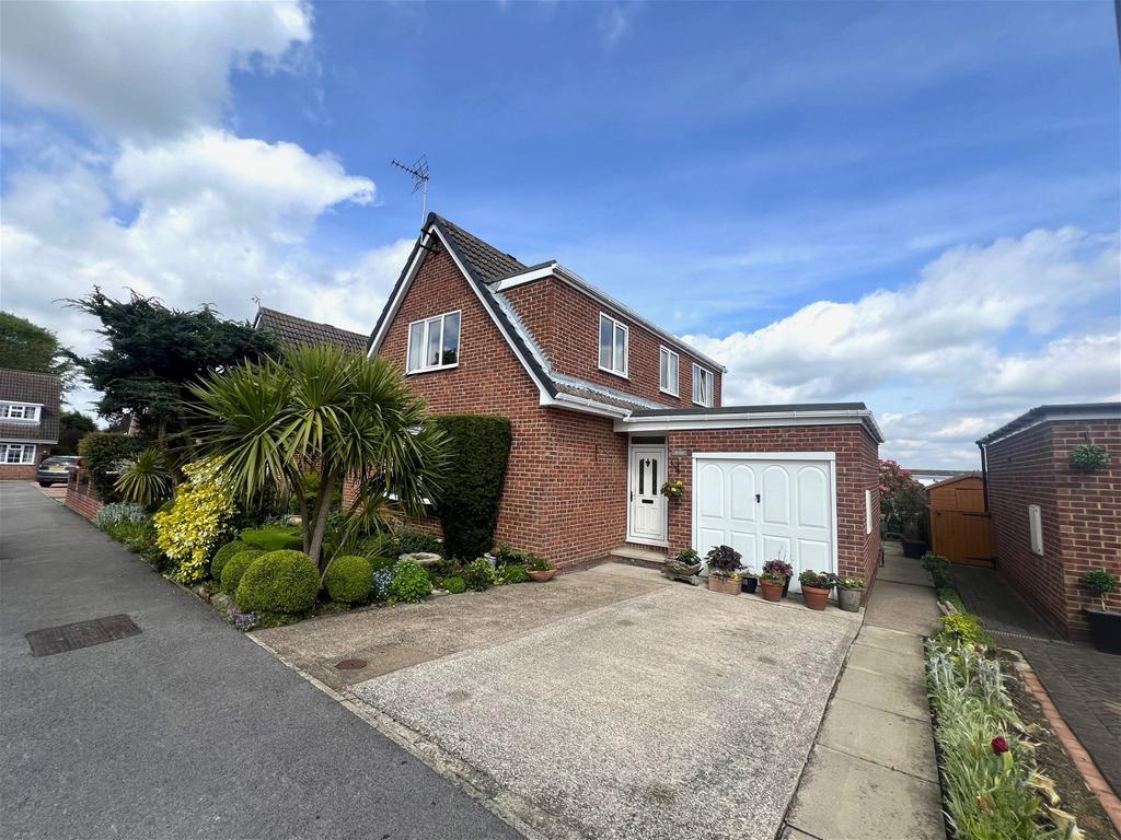 Bourne Court, Staincross, Barnsley... 4 bed detached house - £325,000