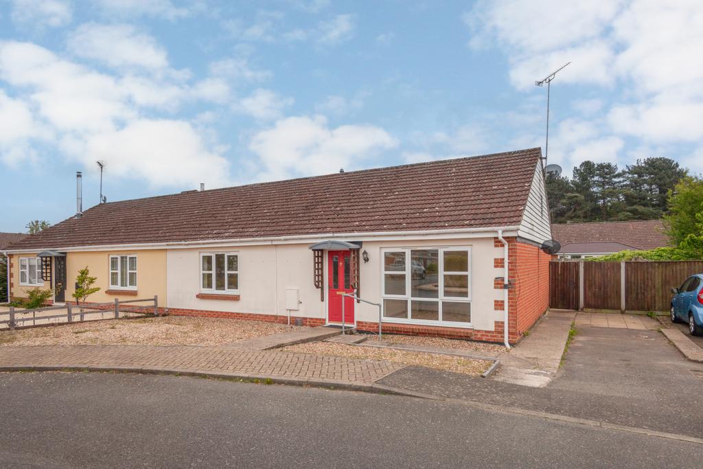 Chequer Field, Sutton Heath, IP12 3TT 2 bed semi-detached bungalow - £ ...