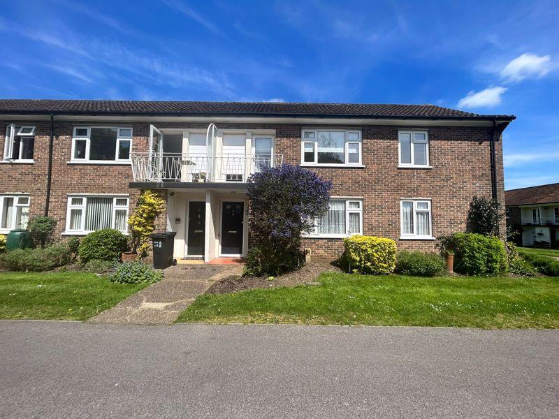 Sanderstead Court, Addington Road... 2 bed apartment - £1,500 pcm (£346 pw)