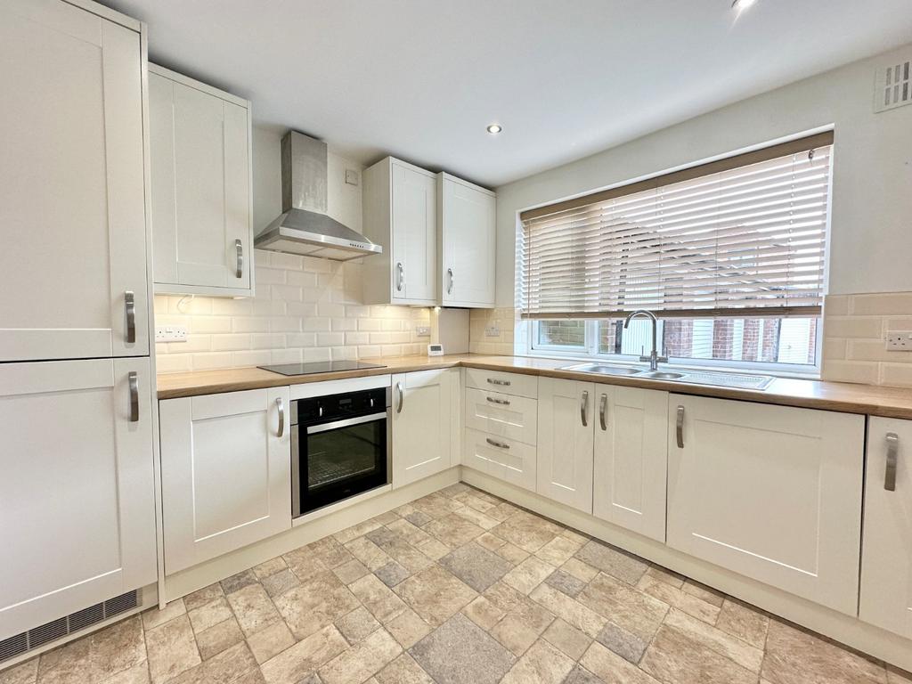 Ashton Lane, Sale M33 2 bed apartment - £190,000