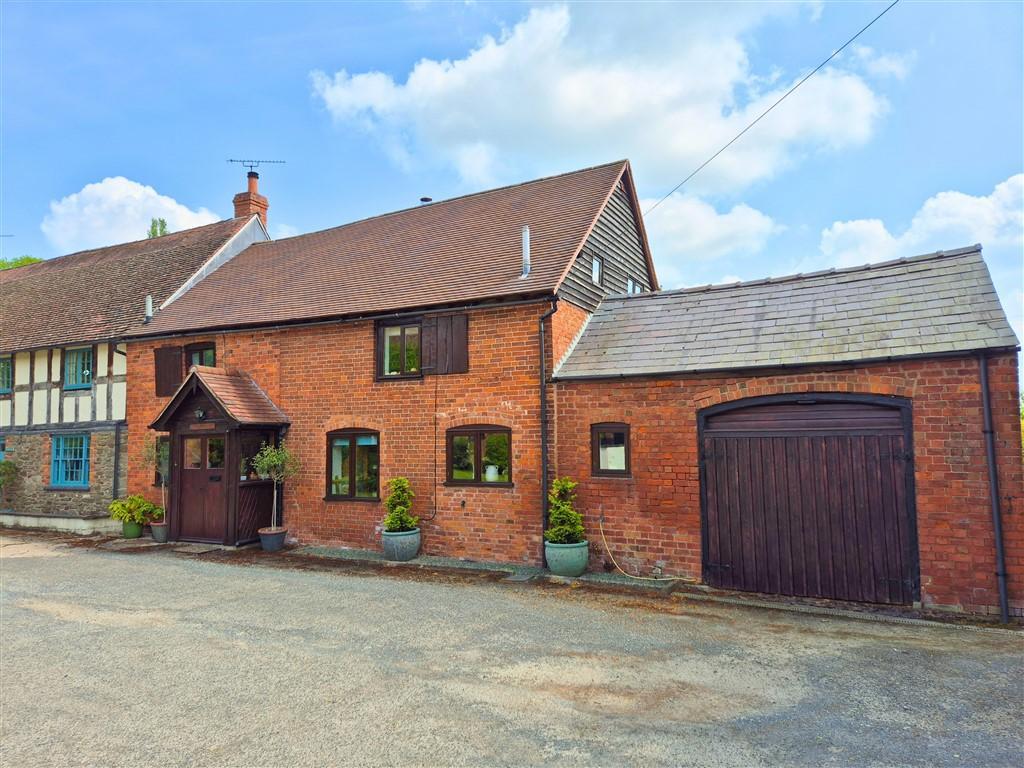 Dishley Court, Leominster, HR6 8QD 3 bed barn conversion - £440,000