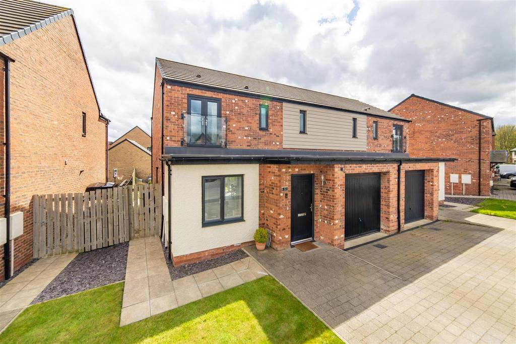 Dataller Drive, Hazlerigg, NE13 3 bed semi-detached house - £265,000