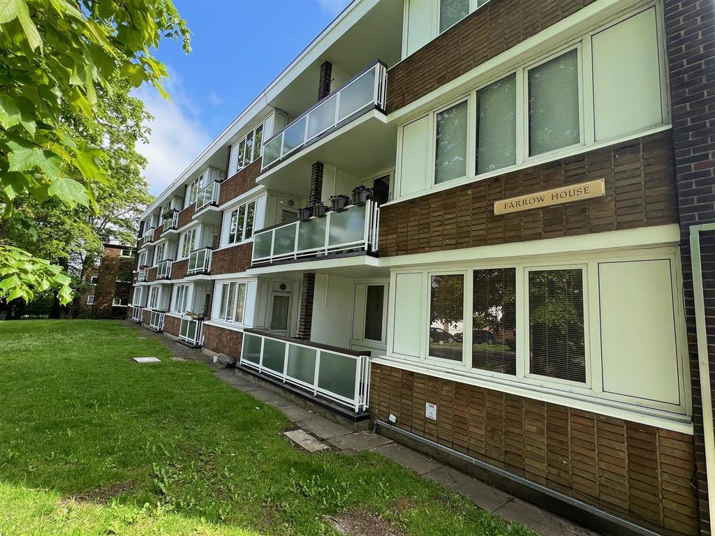 Doddinghurst Road, Brentwood 2 bed apartment - £260,000