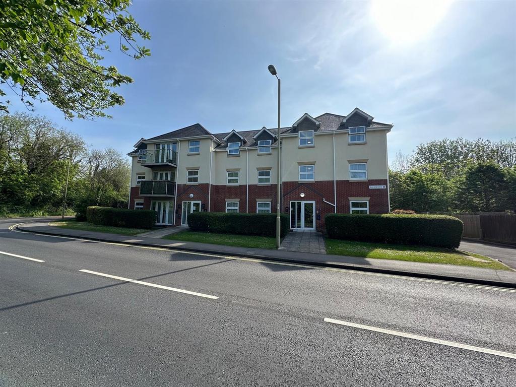 River Way, Andover 2 bed flat - £1,050 pcm (£242 pw)