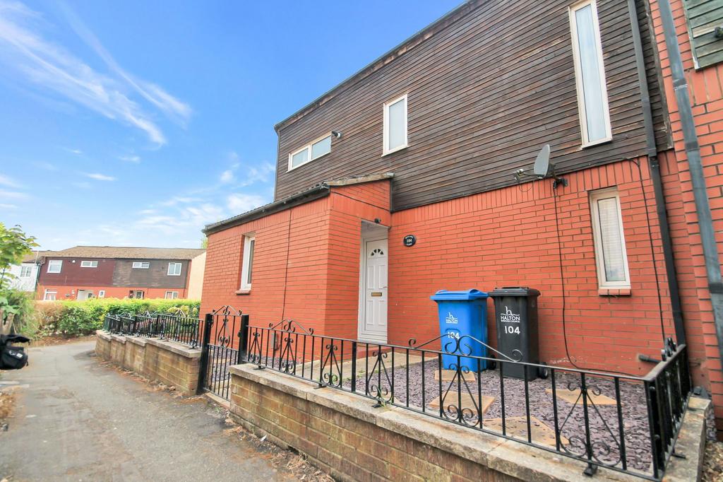 Hoylake Close, Murdishaw, Runcorn... 2 bed townhouse - £850 pcm (£196 pw)