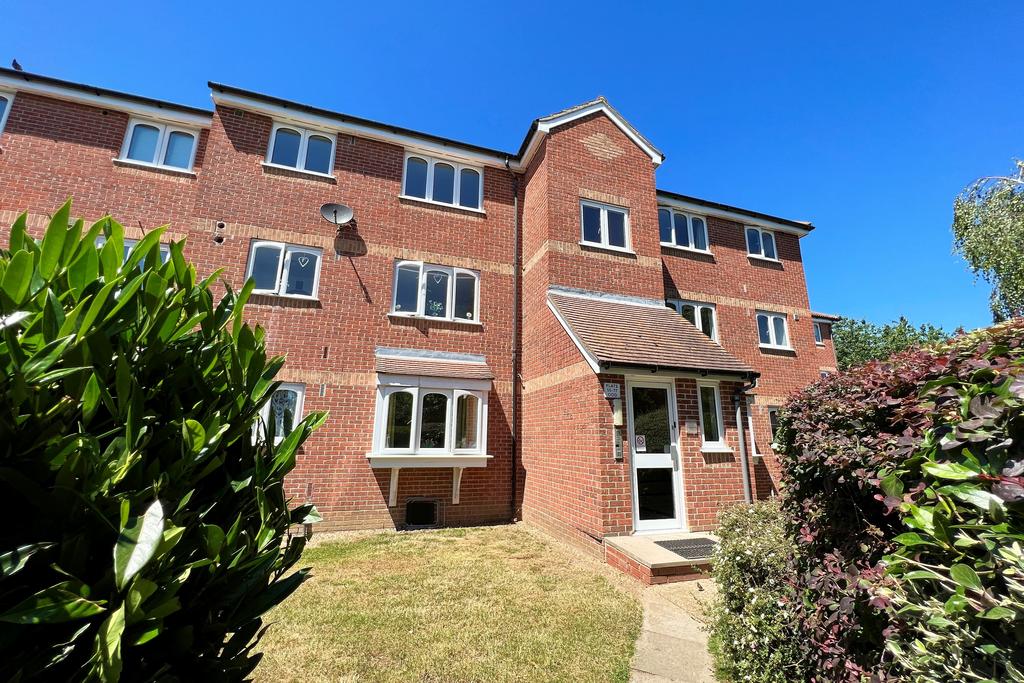 Lesney Gardens, Rochford, Essex Studio - £850 pcm (£196 pw)