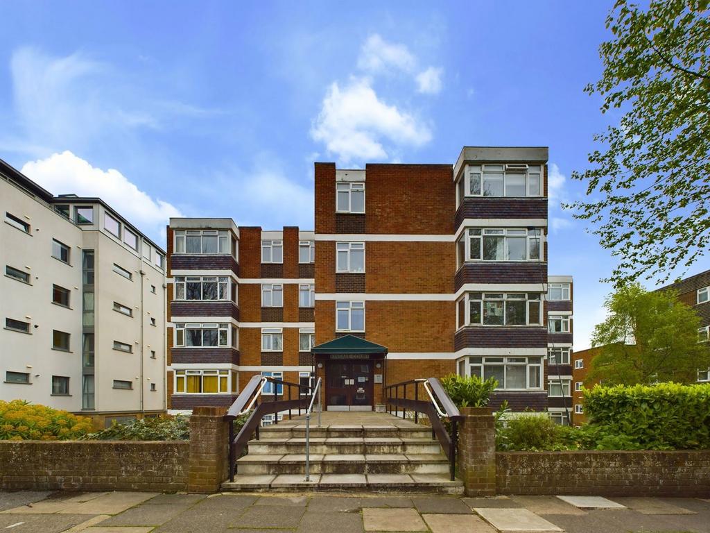 Palmeira Avenue, Hove, BN3 3GF 2 bed apartment - £350,000