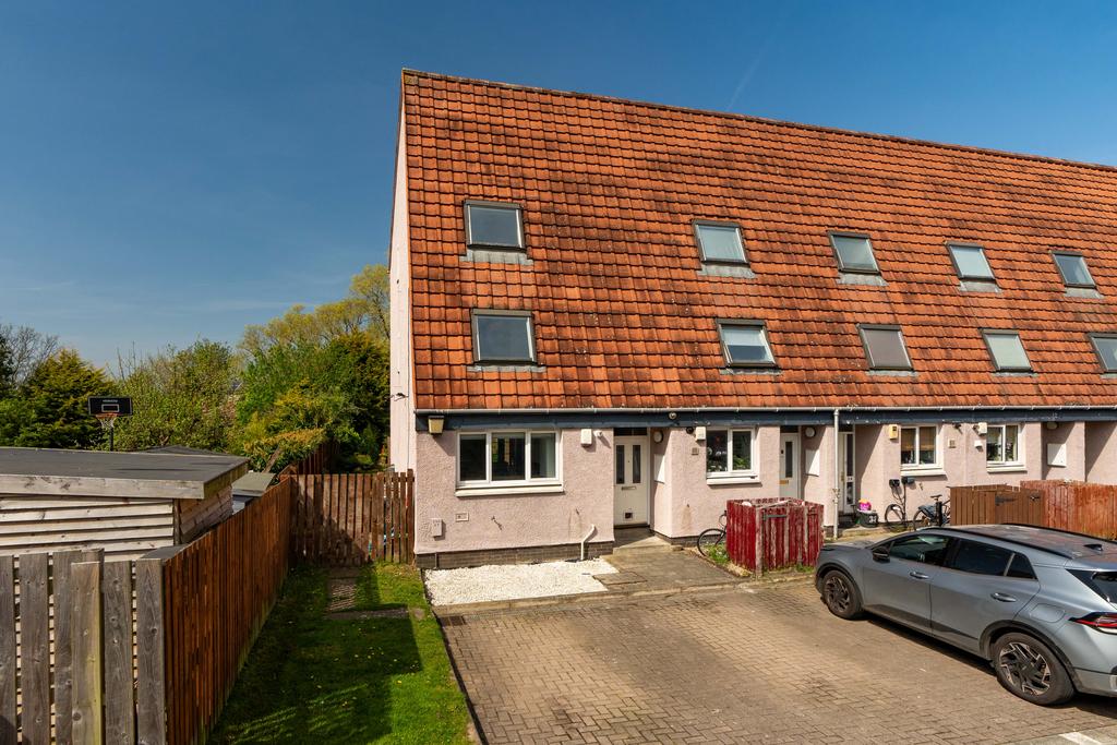 Craigmount Brae, Edinburgh EH12 5 bed townhouse - £365,000