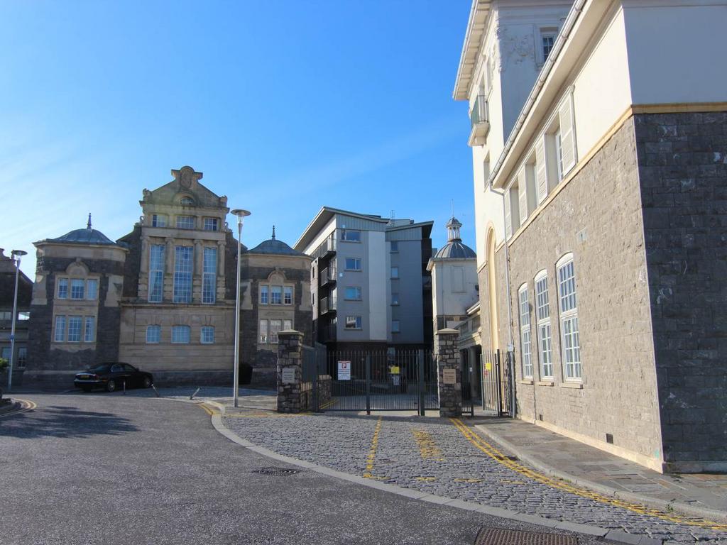 Pruen House, Knightstone Causeway... 2 bed flat - £1,000 pcm (£231 pw)