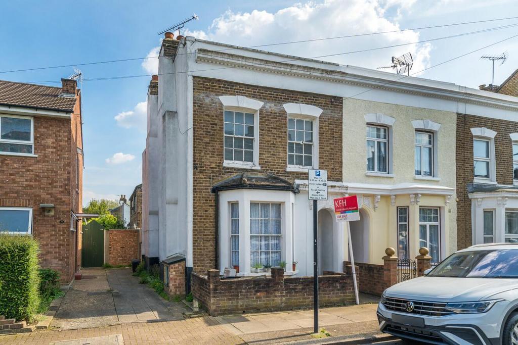 Smeaton Road, Southfields 3 bed end of terrace house - £650,000